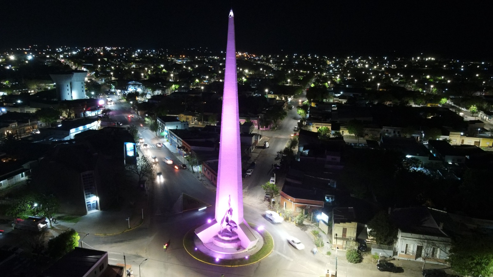Nuestro obelisco luce iluminación rosa desde la noche pasada en ...